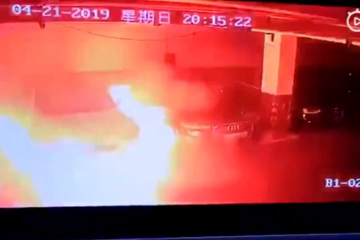 Se graba el momento exacto en el que un vehículo eléctrico Tesla ...